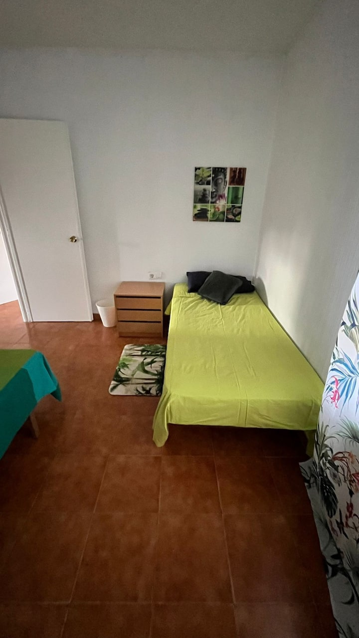Cómoda Habitación Con Dos Camas En Chalet - Cuenca, Spain