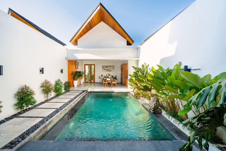 2 Br Tropical Villa With Spacious Pool, Canggu - Tabanan