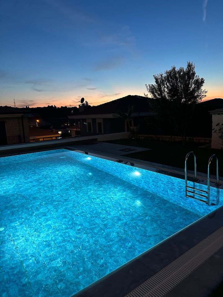 ÇEşme De Ayayorgi Koyunda Enfes Manzaralı Villa - Çeşme