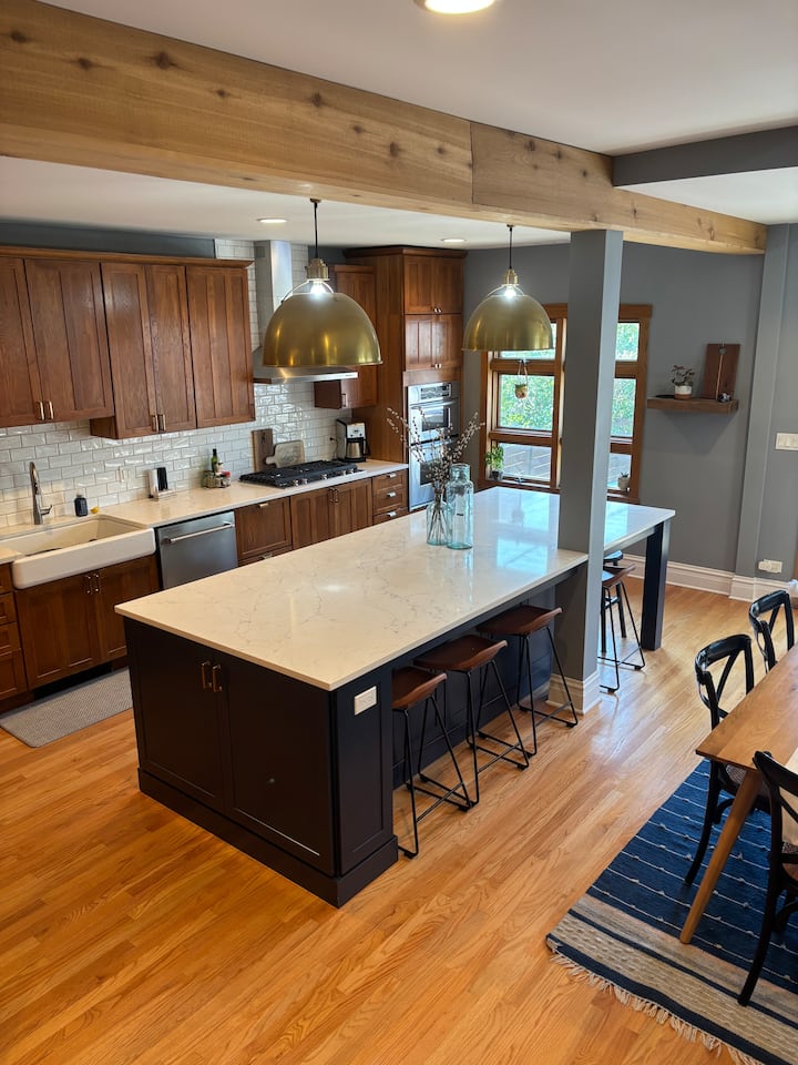 Chic Chicago Bungalow With Warm, Homey Vibes - Chicago, IL