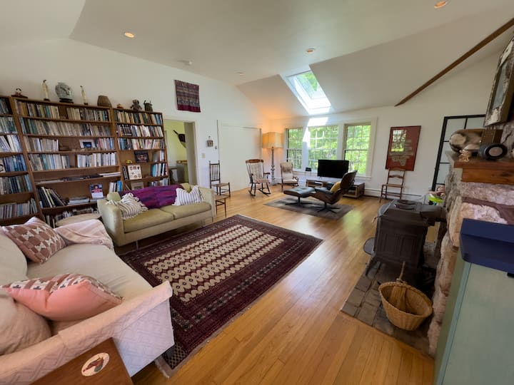 Summit Retreat:2br/2bath Rustic Beauty + Yoga Room - Massachusetts