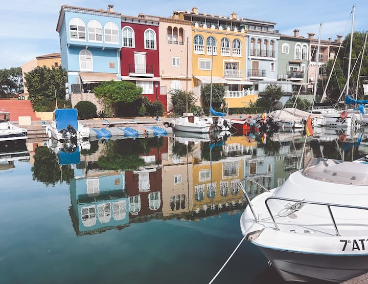 An Unusual Vacation Aboard In The Little Venice - El Puig