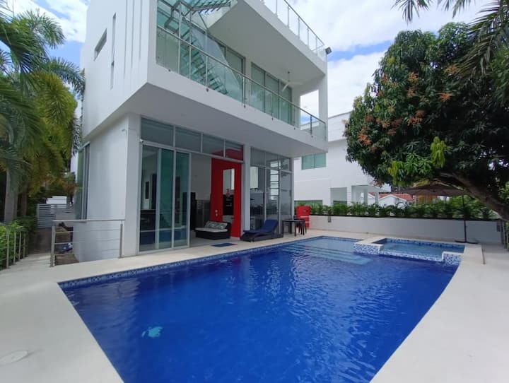 Hermosa Casa Con Piscina Privada - Melgar