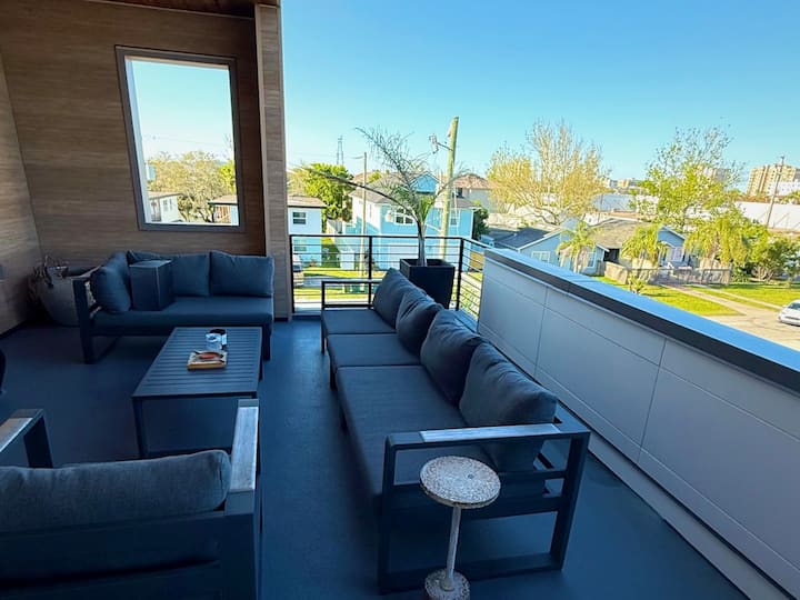 Jax Beach Rooftop Retreat - Jacksonville Beach, FL