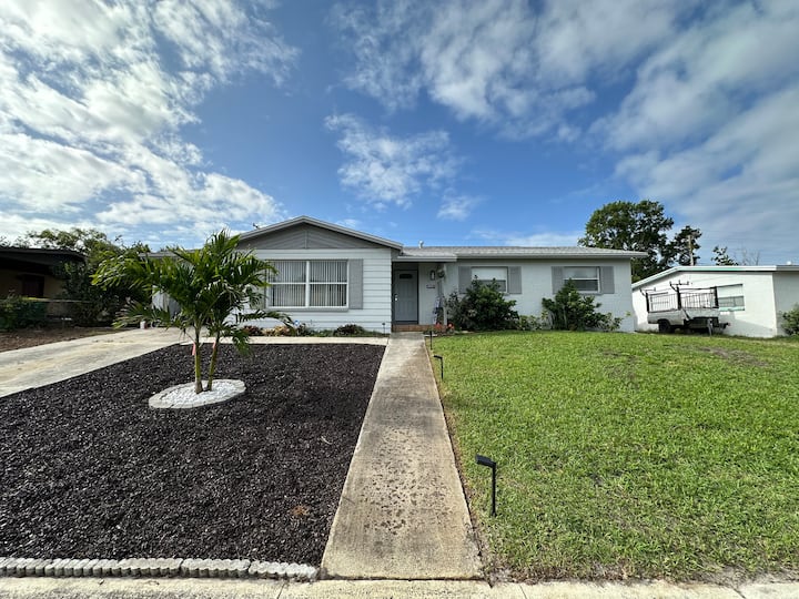 Beachy Cocoa Home Near Cruise Port - Cocoa, FL