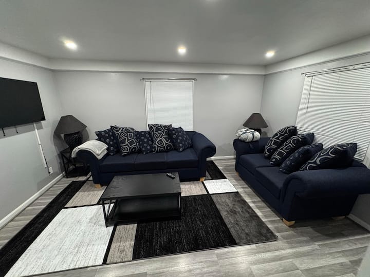 Spacious, Comfy &Close To It All - Roseville, MI