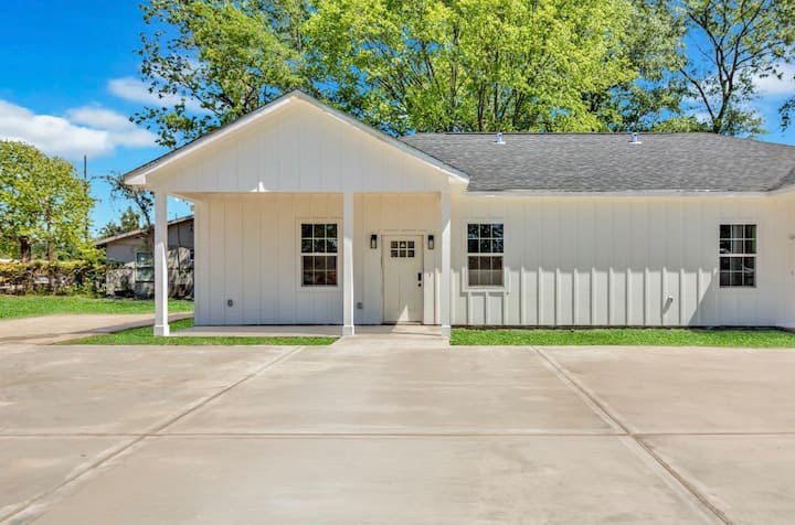 The White Duplex - Cleveland, TX