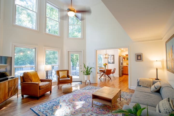 Spacious, Stylish In-town Oasis W/ Hot Tub & Deck - 아테네