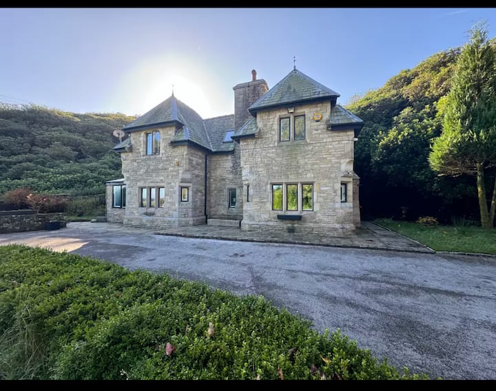 Cosy 4- Bed Cottage
Scenic
Retreat, Aga & Wifi - Bolton, UK