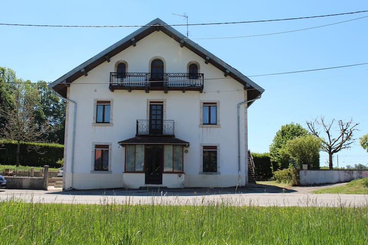 Vaste Maison à La Campagne - Doubs