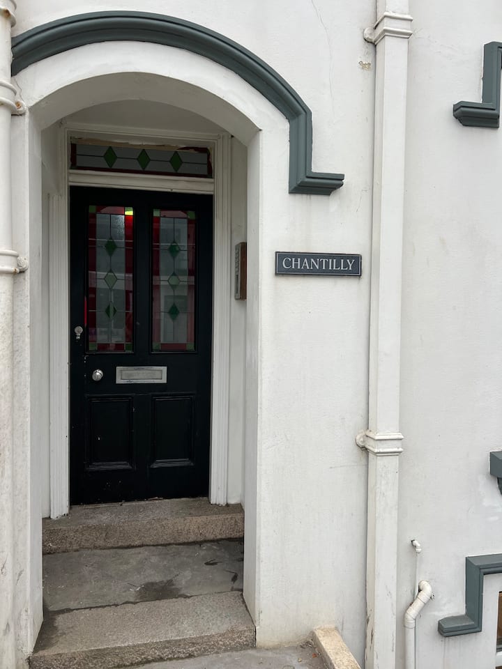 Well Located Studio - Jersey