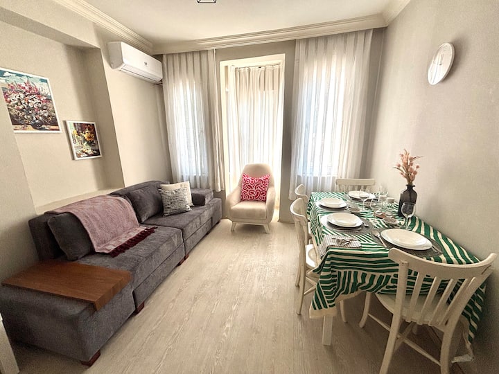 Pink House: Walk Everywhere | 3br | Fiber Internet - Istanbul