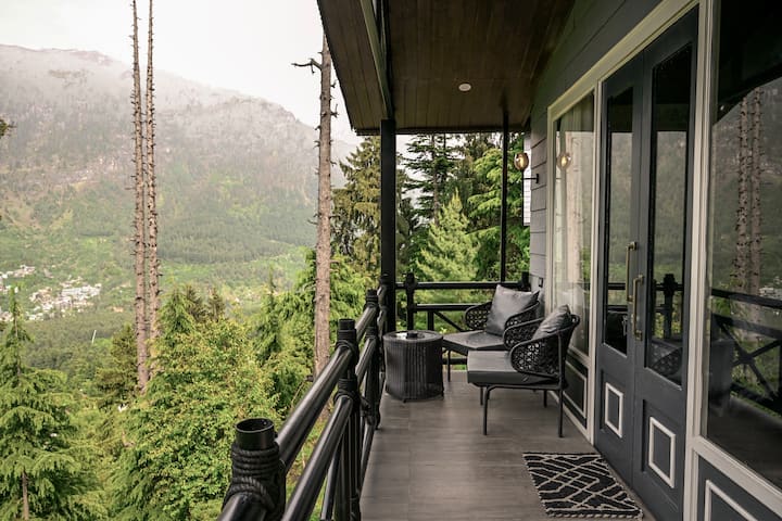 Boutique Mountain View Chalet - Manali