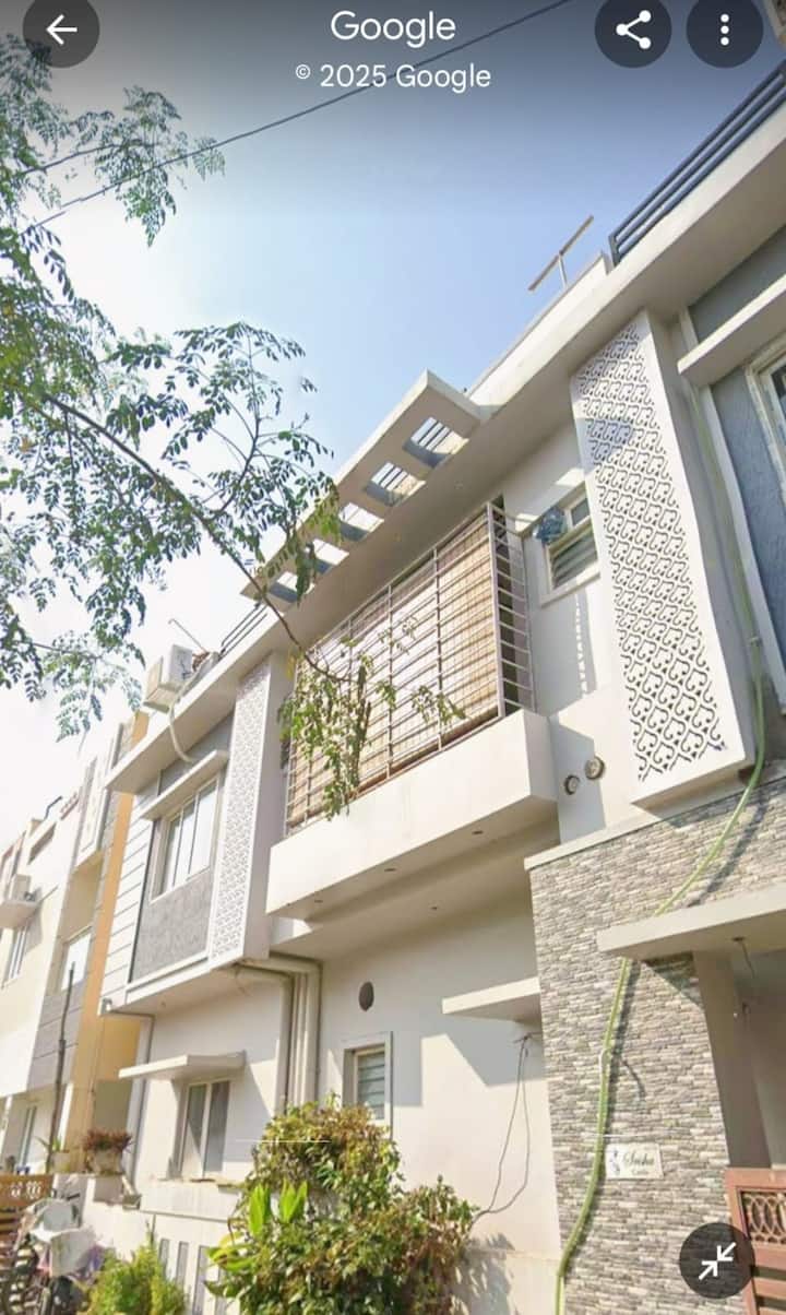 Srisha Castle
Relaxing Mountain View Home. Off Omr - Chennai