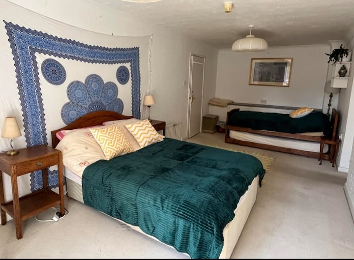 Large Bedroom Close To Beach - Towyn
