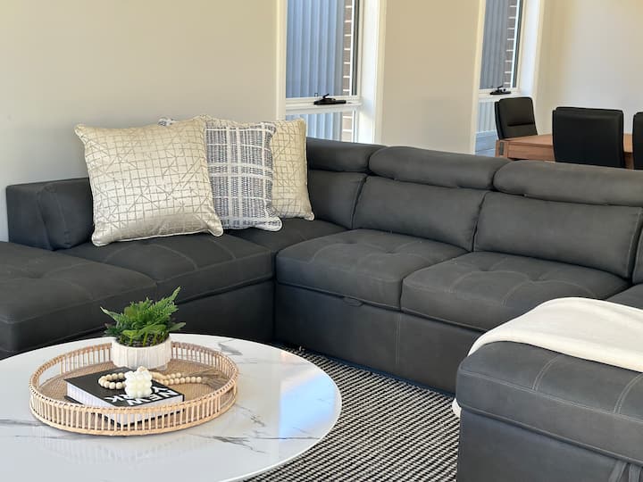 Cozy & Roomy 5br Family Haven - Blacktown