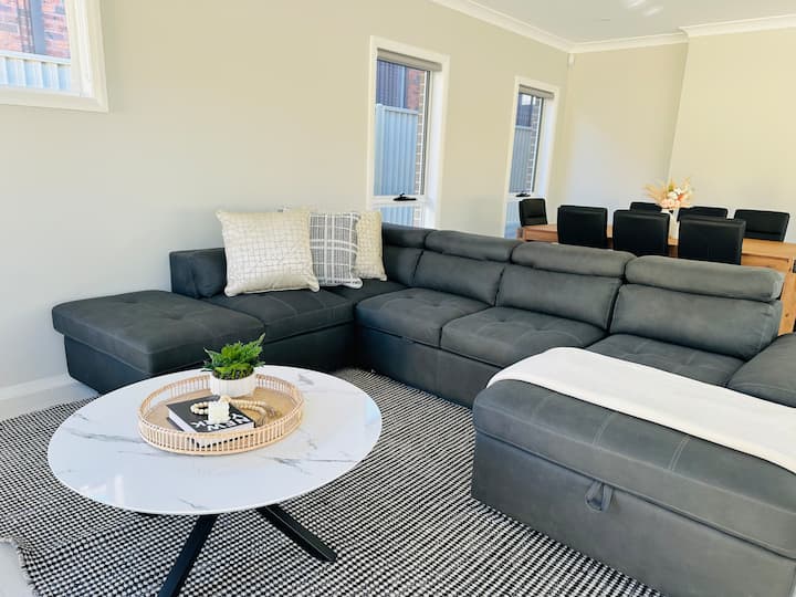 Cozy & Roomy 5br Family Haven - Blacktown