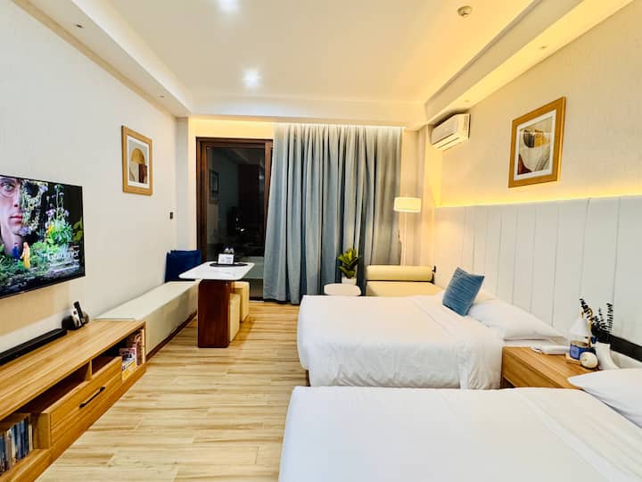 Your Suite 10: Heated Pool, Balcony, Free Parking - Tagaytay
