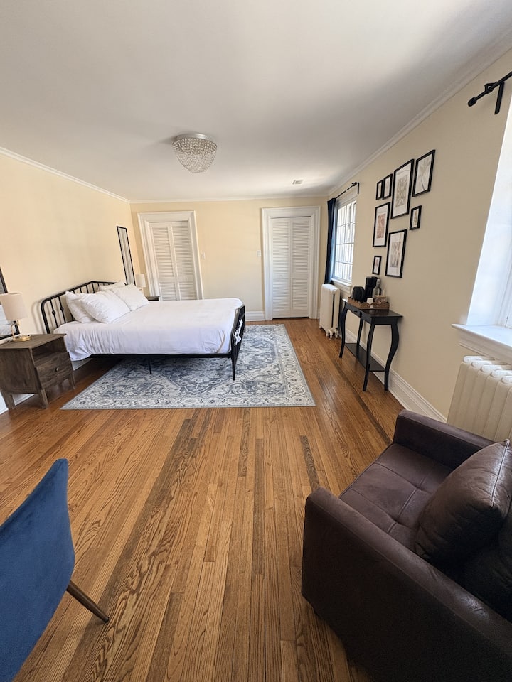 The Ambassador | King Ensuite | Downtown - 3 - Ottawa