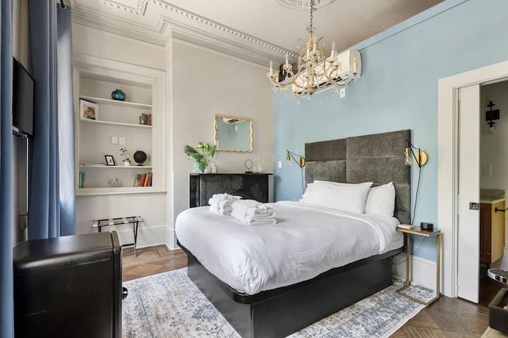 The Present - Room 202 | Perfect For Couples - Savannah, GA