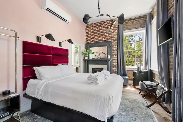 Sunny Queen Suite Downtown 2nd Floor - Savannah, GA