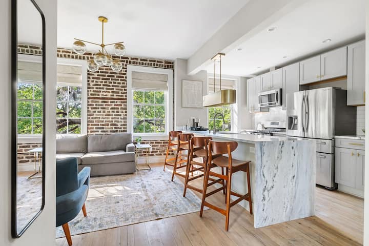 Luxury King Suite Full Kitchen 3rd Floor! - Savannah, GA