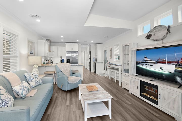 Waterfront 1br In Ocean View | Pool, Gym, Parking - Stuart, FL