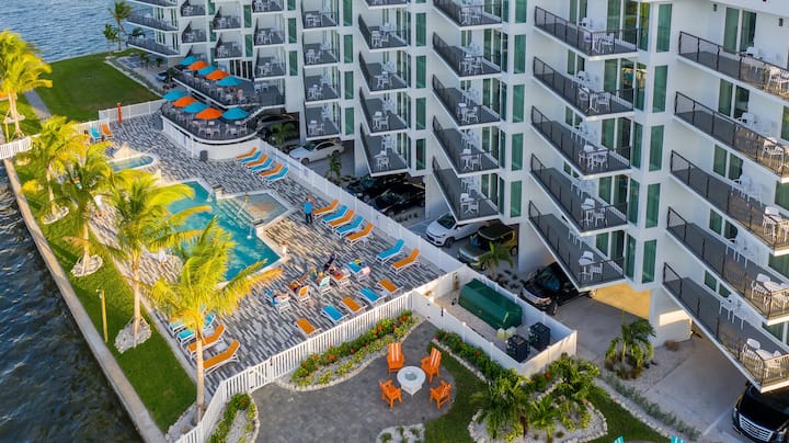 Comfort And Convenience: 2 Suites W/ Full Kitchen - St. Pete Beach, FL