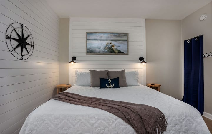 Beachfront Beauty ~Sleeps 10 ~Same Floor Parking - Panama City Beach, FL