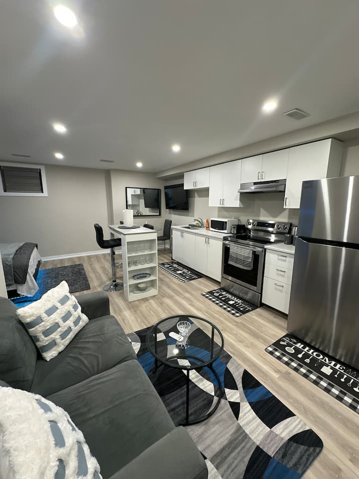 Private Studio Suite + Parking Quiet Brampton Stay - Brampton