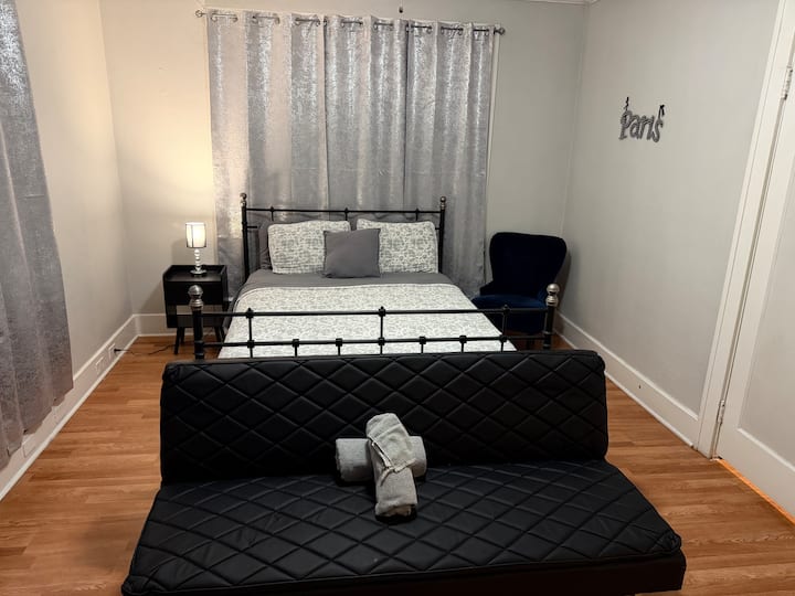 Historic Downtown Flat | Walk To Toyota Center - Houston, TX