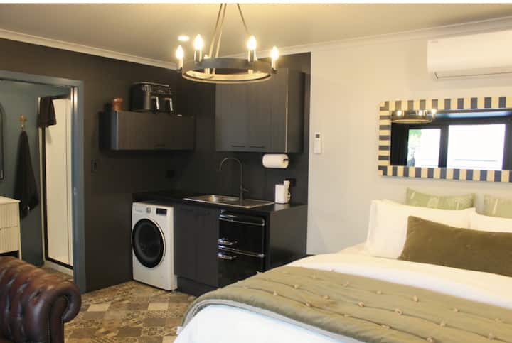 James Cook Studio - Havelock North