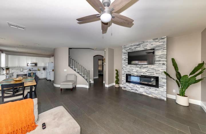 Desert Retreat-5br/2.5ba-short Drive Strip,lvcc - North Las Vegas, NV