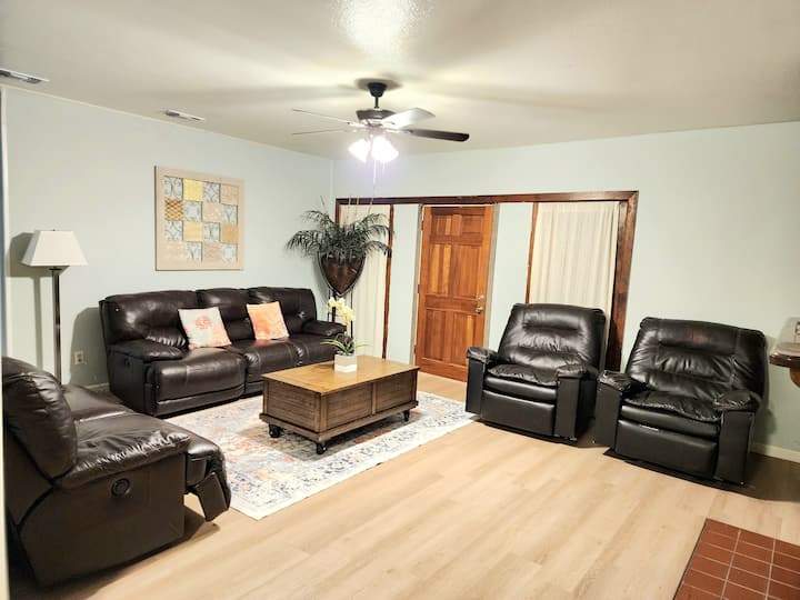 Your 1 King And 3 Queen Beds Home Away From Home - Hobbs, NM