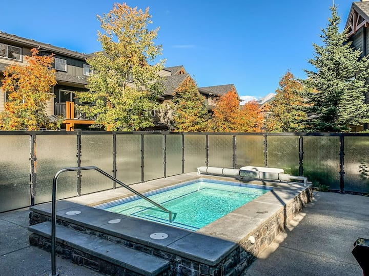 Rocky Mountain 2br Oasis W/ Hot Tub & Gym Access! - Canmore