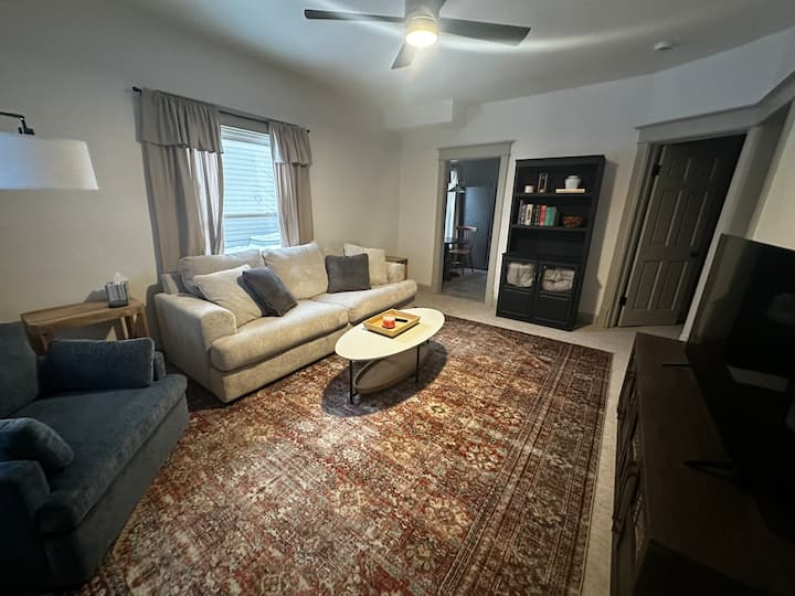 Uptown Abode - Ankeny, IA