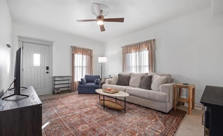 Uptown Abode - Ankeny, IA