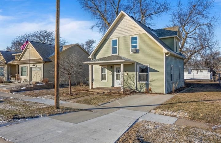 Uptown Abode - Ankeny, IA