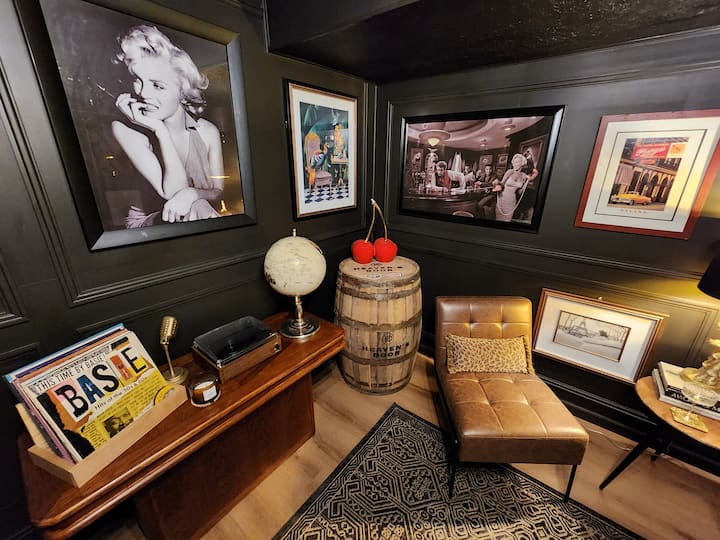 The Crystal House ~ W/ Speakeasy Bar & Hottub. Wow - Bloomington, IN