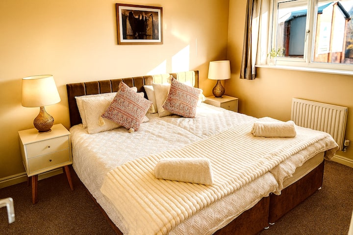 Stylish 2br | Free Parking | Airport 9-min - Altrincham