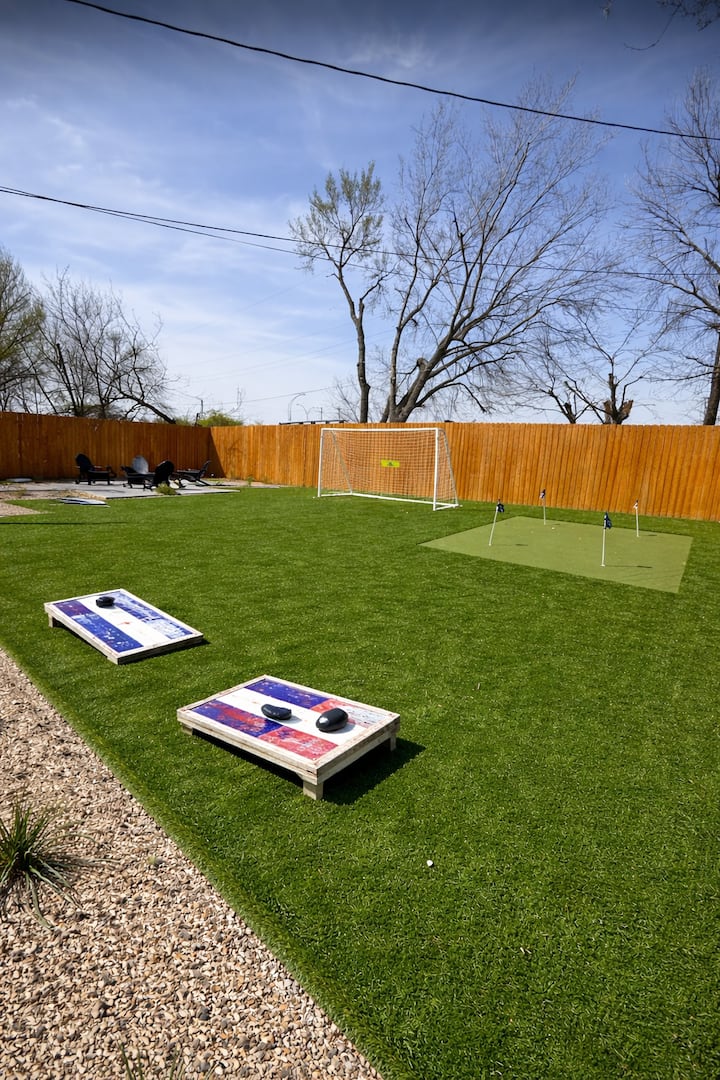 Turf Soccer + Mini Golf + Basketball | Sleeps 12 - Arlington