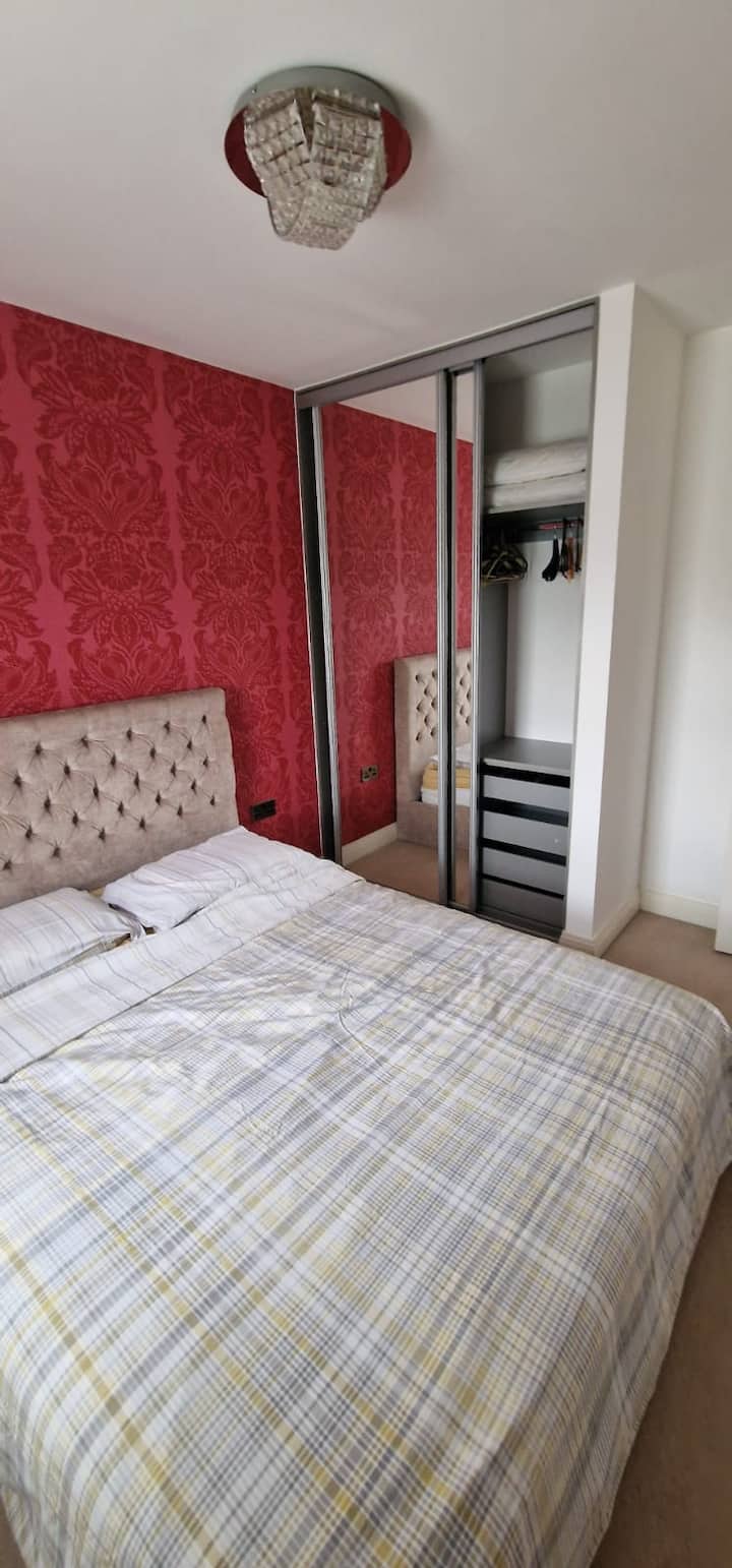 Bright Double Room With Wardrobe - Uxbridge, UK