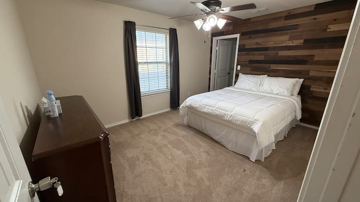 Private Room B - Shared Bathroom - Midland, TX