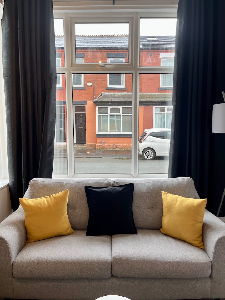 Stylish 3-bed Haven - Free Parking & Garden - Manchester