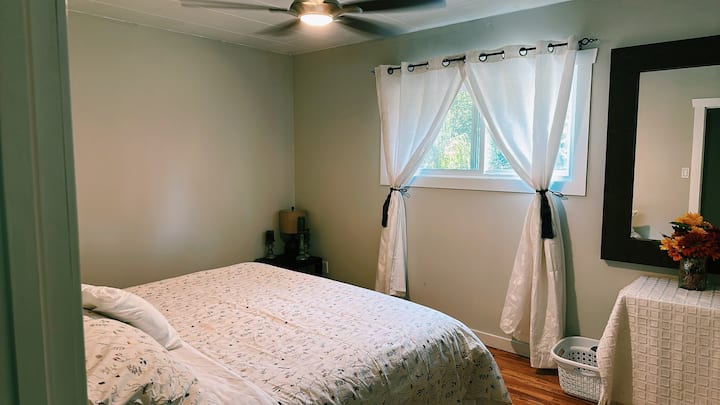 (Top Floor) 2 Urself
Steps Away From River/fishing - Campbell River