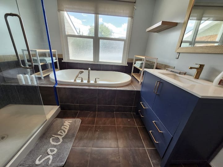 2 Bed + Backyard W/ Outdoor Dining On Deck - Naramata