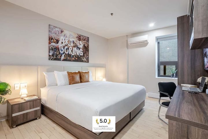 Modern Mood King – Downtown Mtl - Montreal