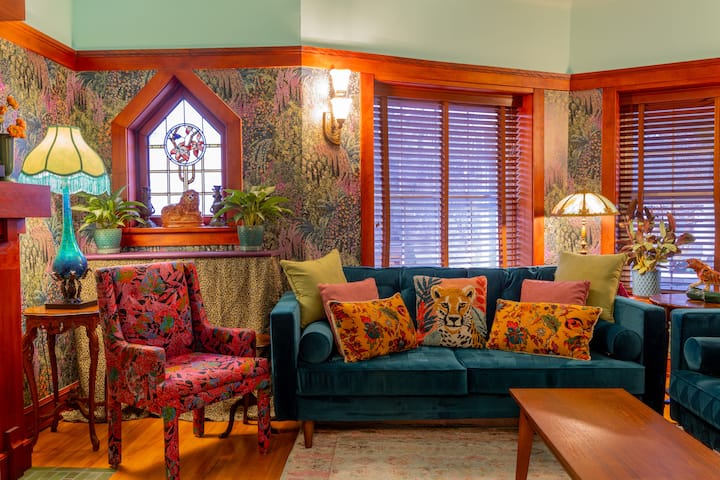 Luxe Stay + Balcony | Top Food, Music, Bars, Shops - Chicago, IL