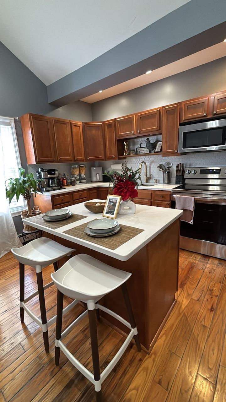 Cozy Winter Retreat • Parking • Peaceful & Private - Rhode Island