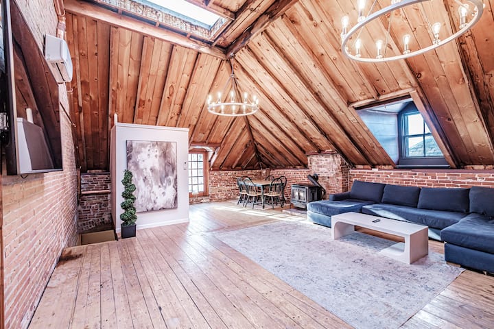 Rustic Downtown Duplex W/ Private Deck - ポートランド, ME